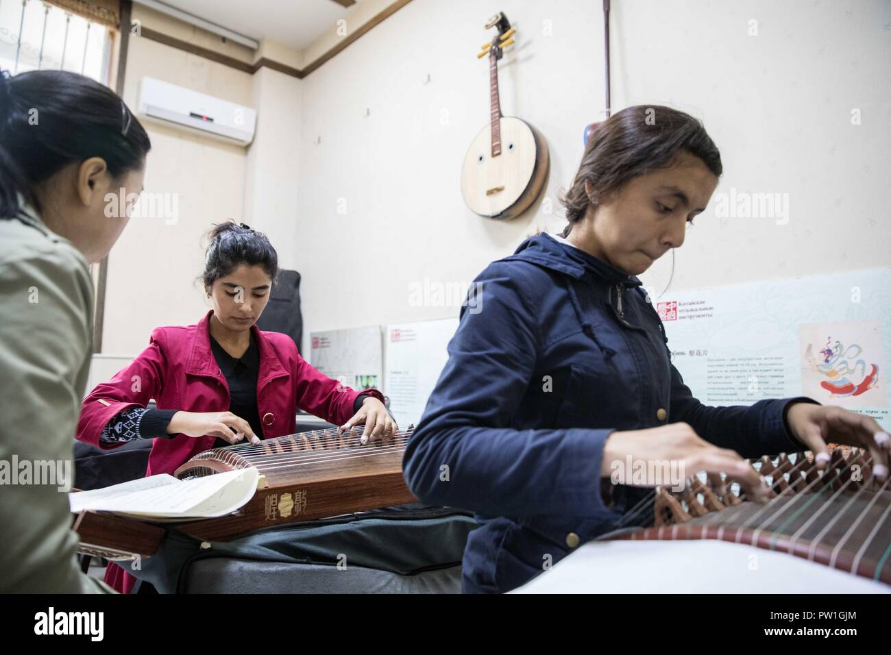 Dushanbe, Tajikistan. 10th Oct, 2018. Students take Chinese zither ...