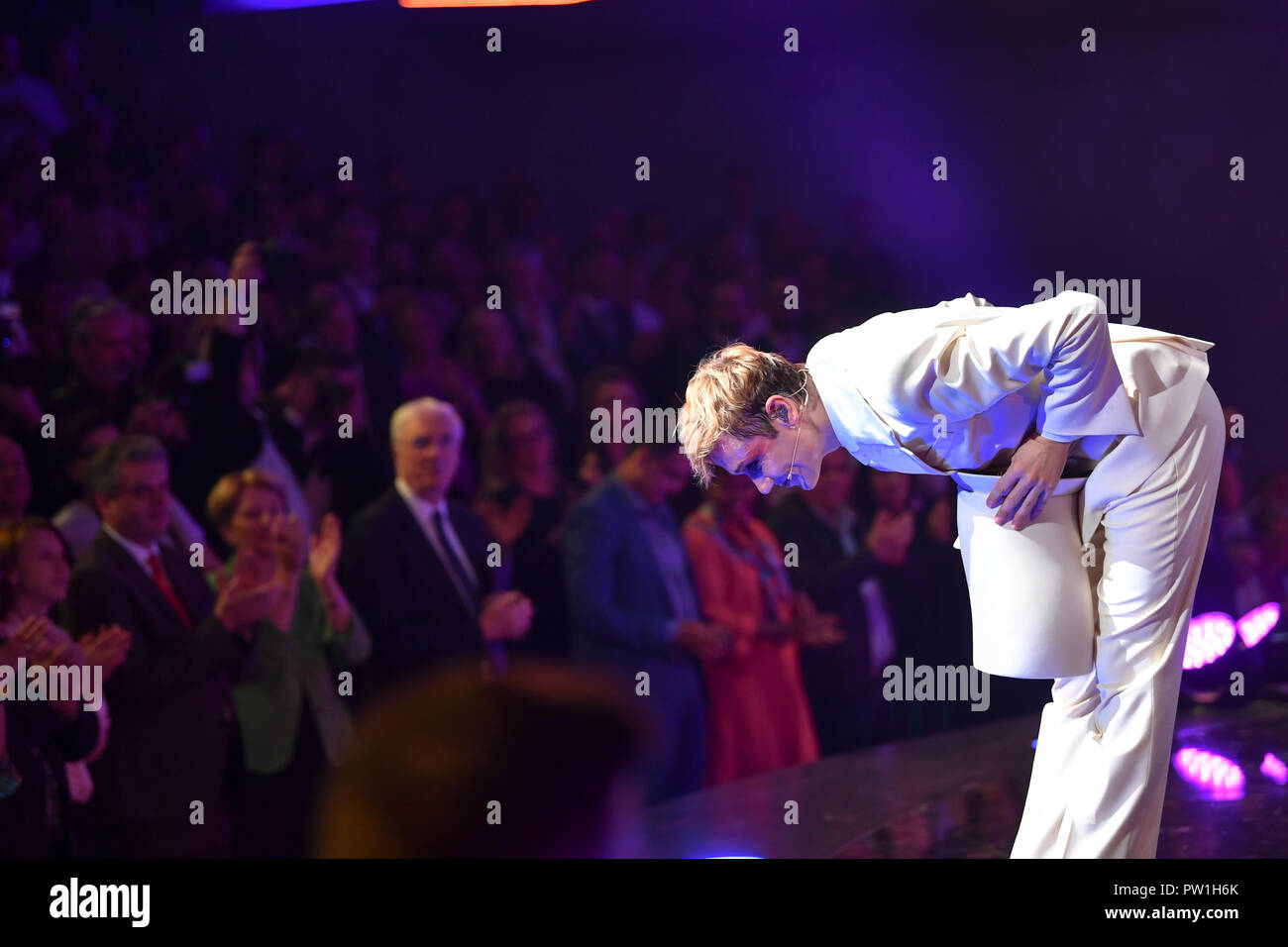 Applause bowing hi-res stock photography and images - Alamy
