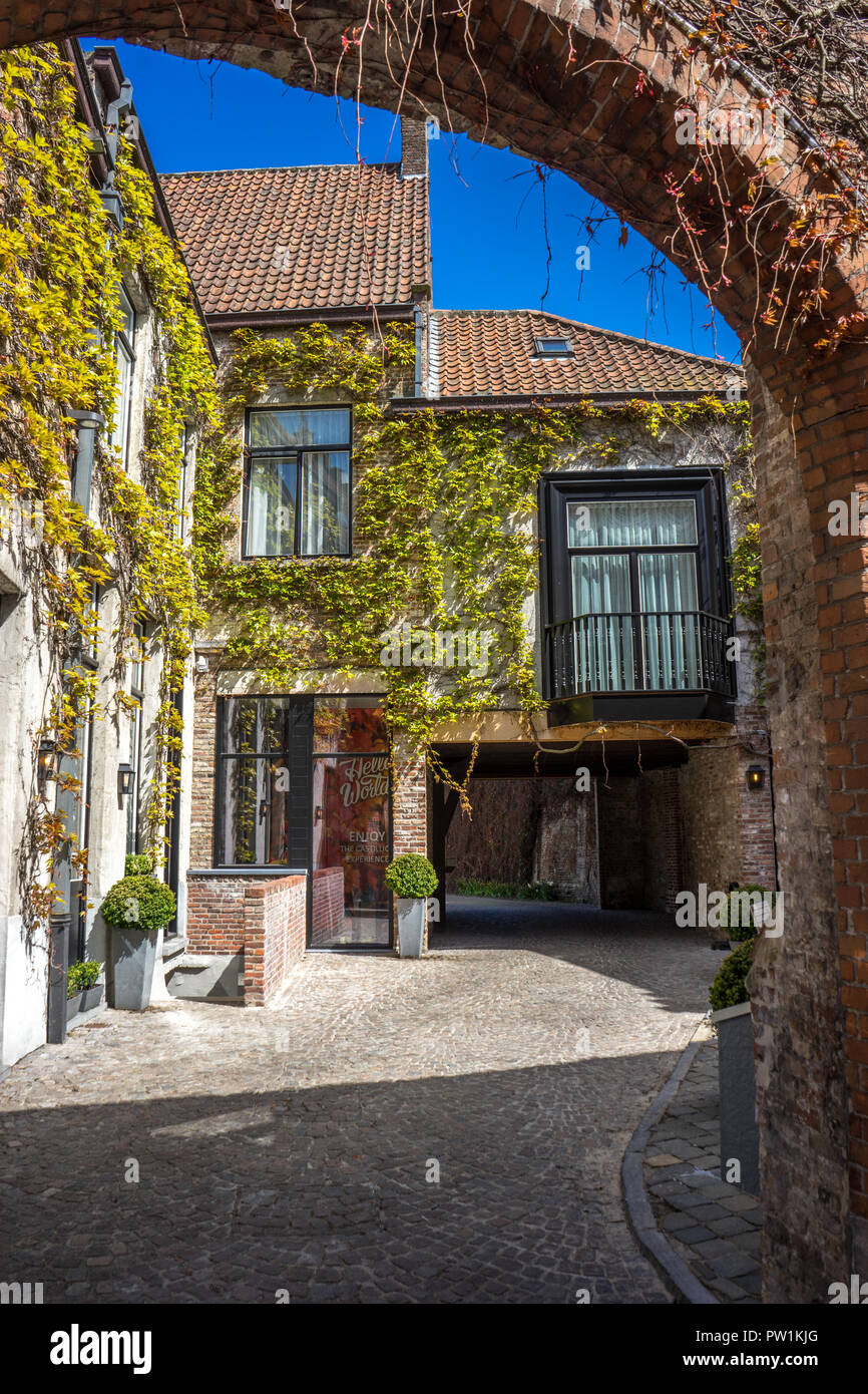 Curved arch hi-res stock photography and images - Alamy