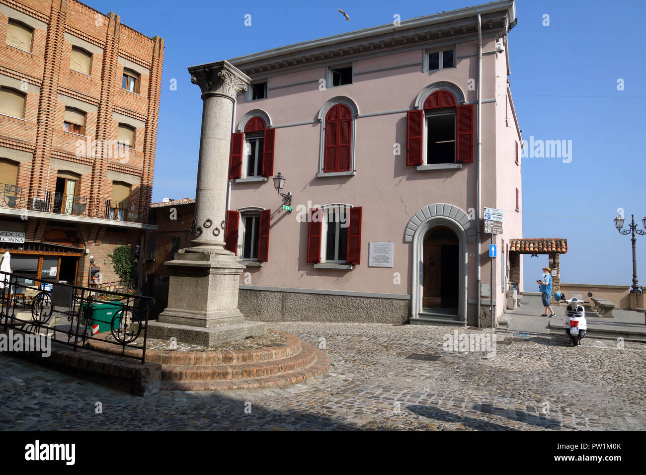 Colonna delle anelle hi-res stock photography and images - Alamy
