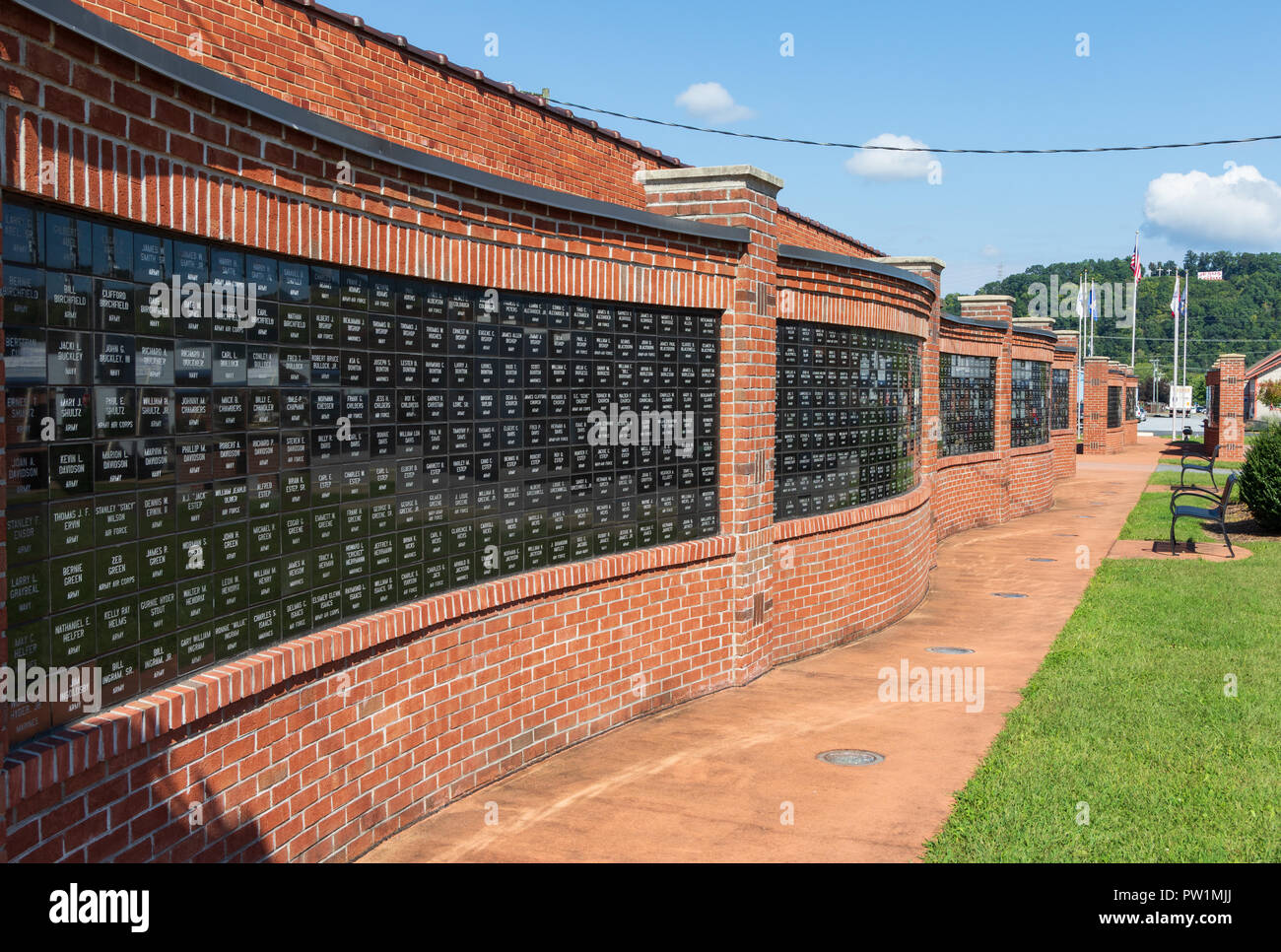 ELIZABETHTON, TN, USA-10/1/18: A brick, serpentine Veterans War wall in ...