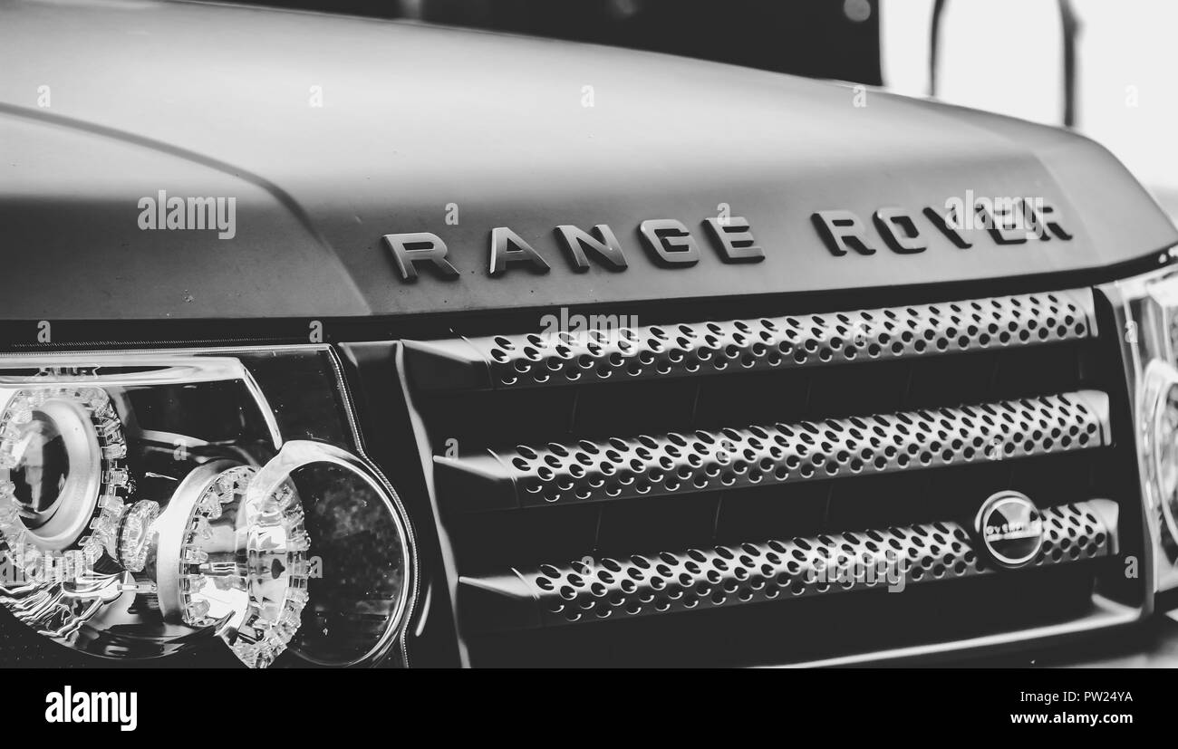 The grille of a Range Rover SUV car Stock Photo - Alamy