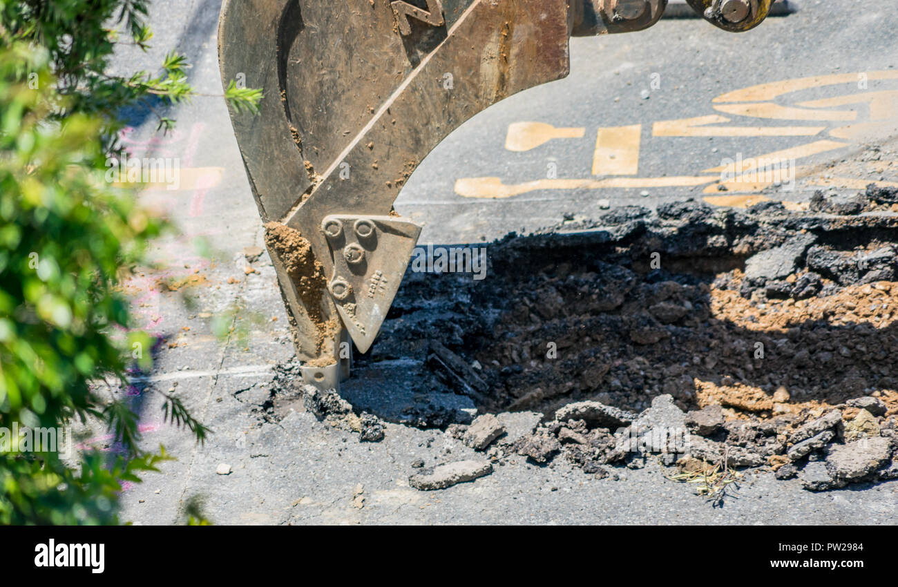Digging roads hi-res stock photography and images - Alamy