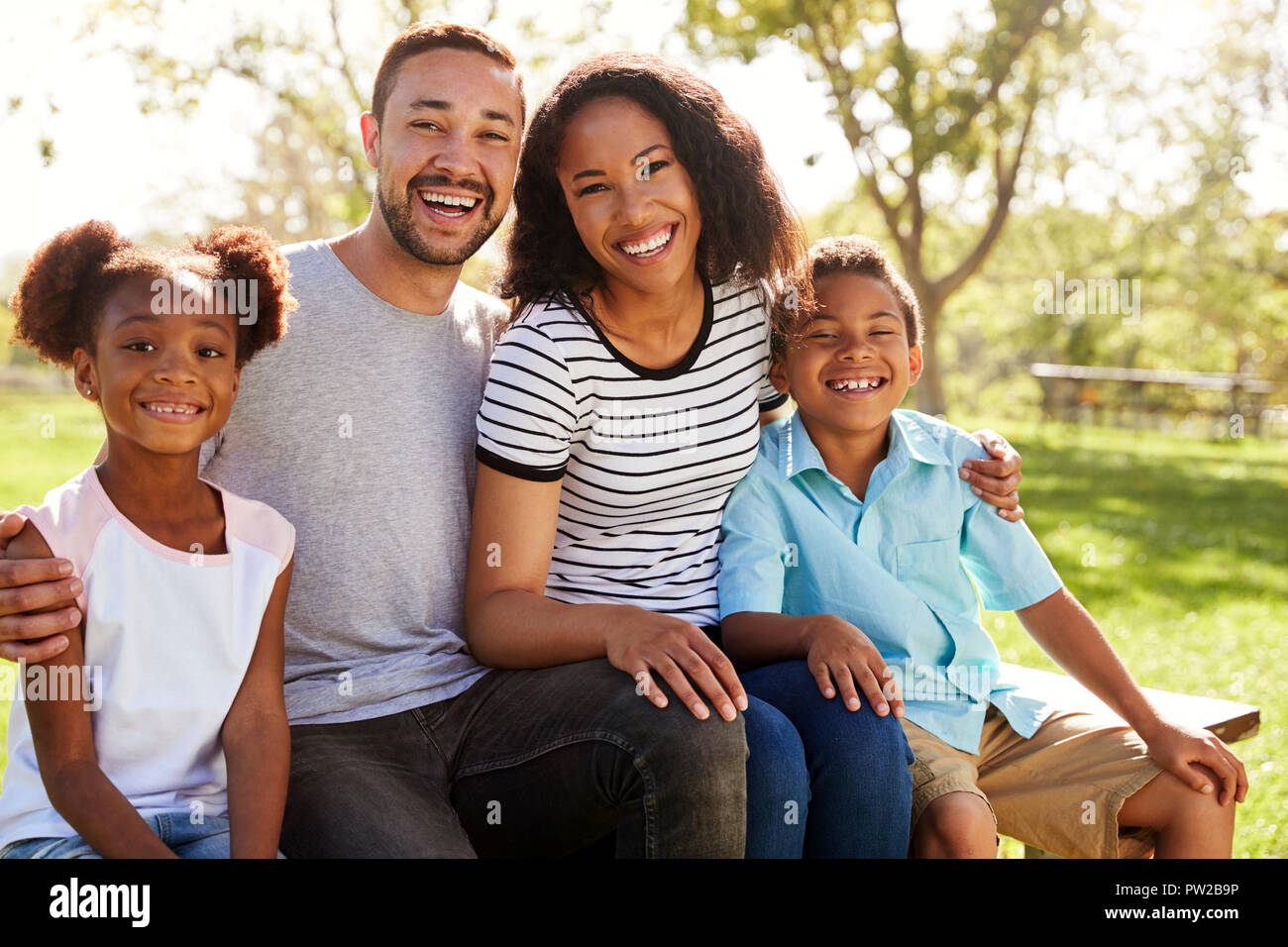 Family sitting on bench hi-res stock photography and images - Alamy