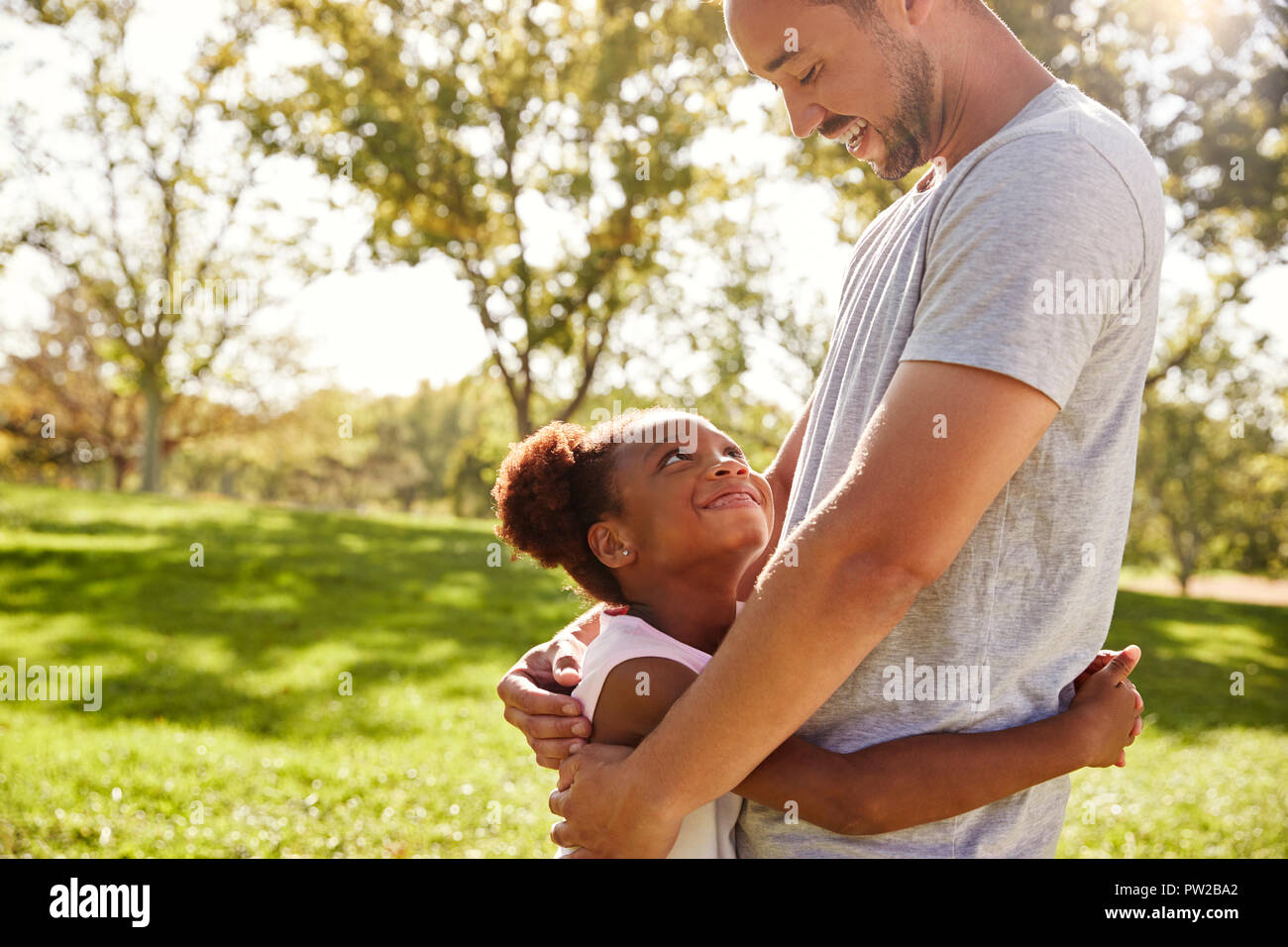 Father hugging daughter hi-res stock photography and images - Alamy