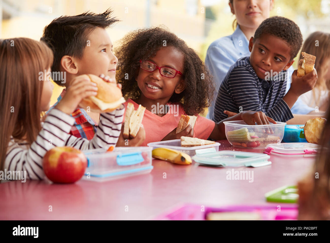 Teens eating healthy group hi-res stock photography and images - Alamy