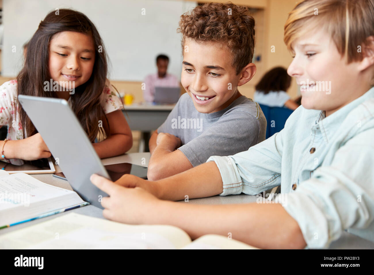 Schoolboys working together tablet hi-res stock photography and images ...
