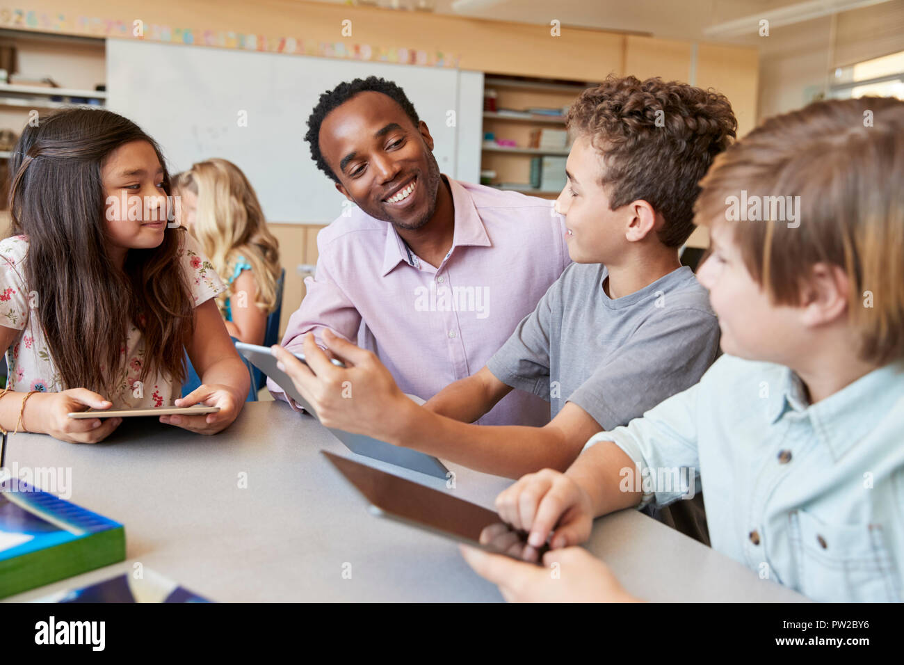 Kids helping each other school hi-res stock photography and images - Alamy