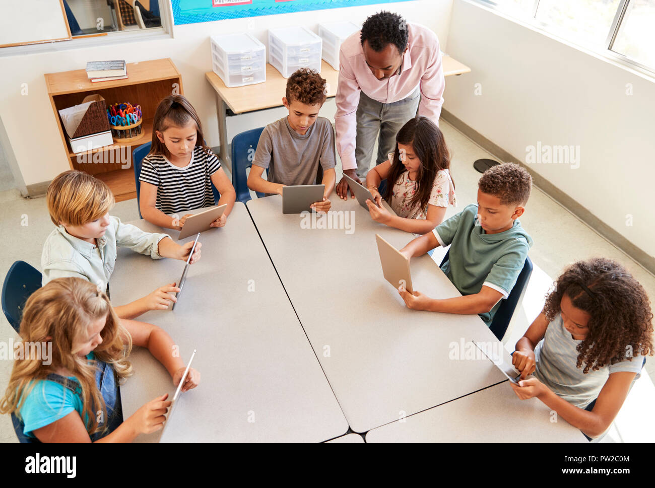 Students using tablets classroom hi-res stock photography and images ...