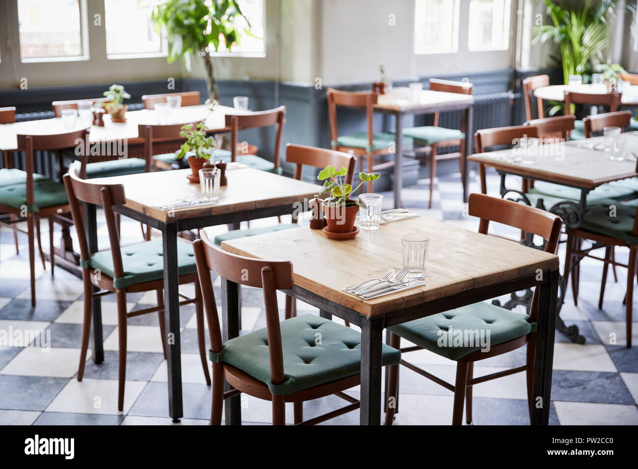 Empty restaurant hi-res stock photography and images - Alamy