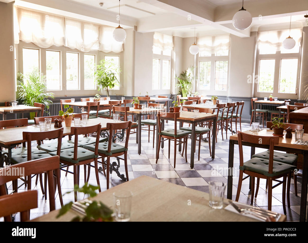 Empty restaurant hi-res stock photography and images - Alamy