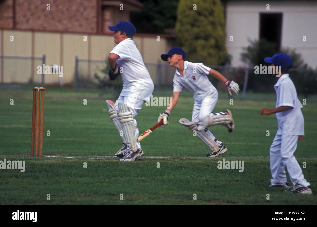 Children playing cricket australia hi-res stock photography and images ...