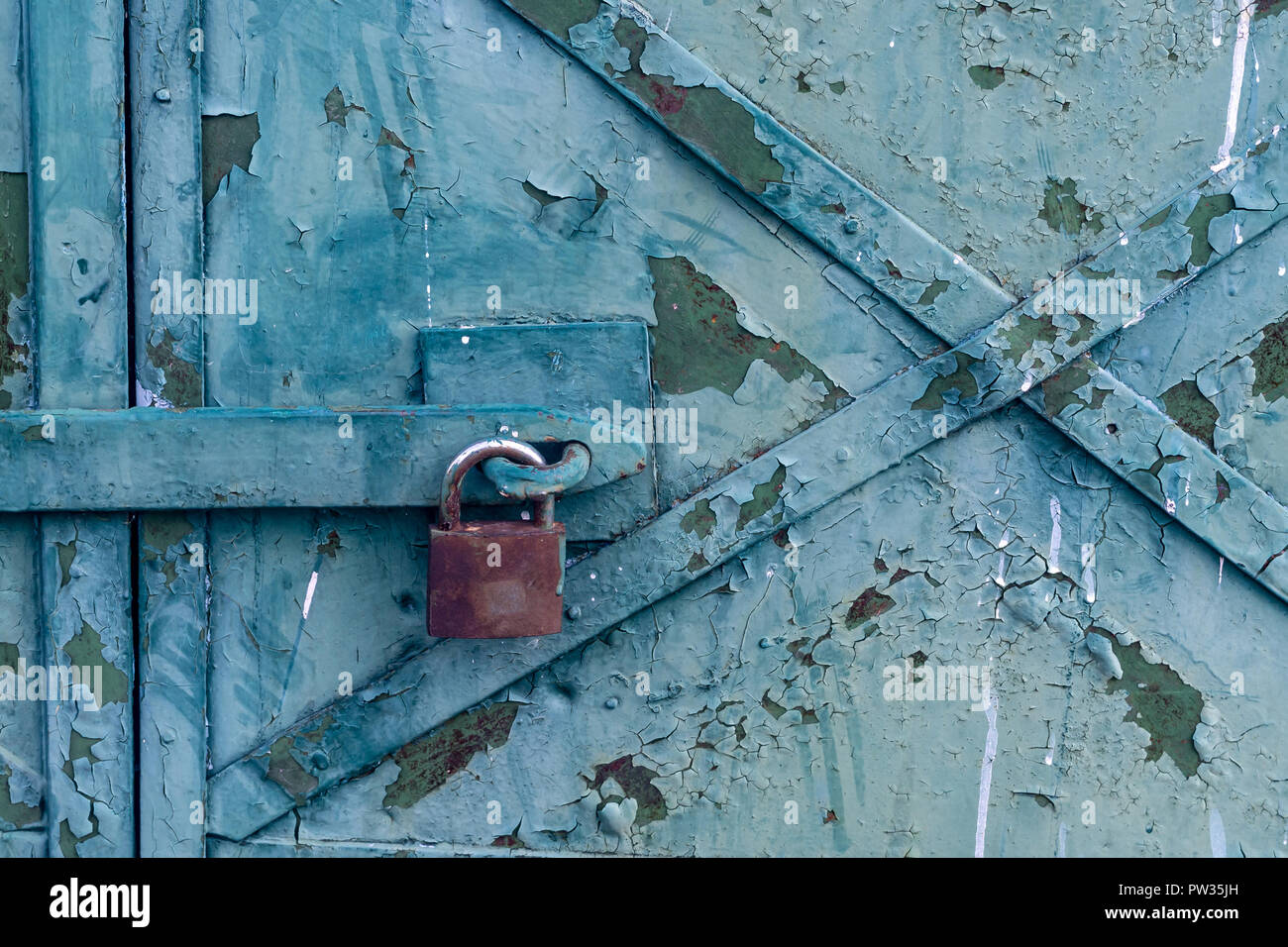 old steel door with lock. close-up Stock Photo - Alamy