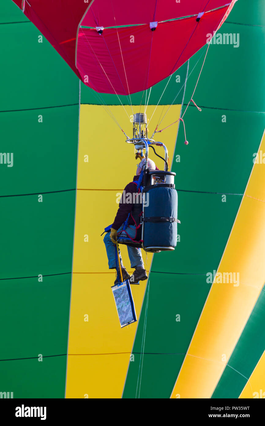 Pilot in cloudhopper hot air balloon at Longleat Sky Safari, Wiltshire, UK in September Stock ...