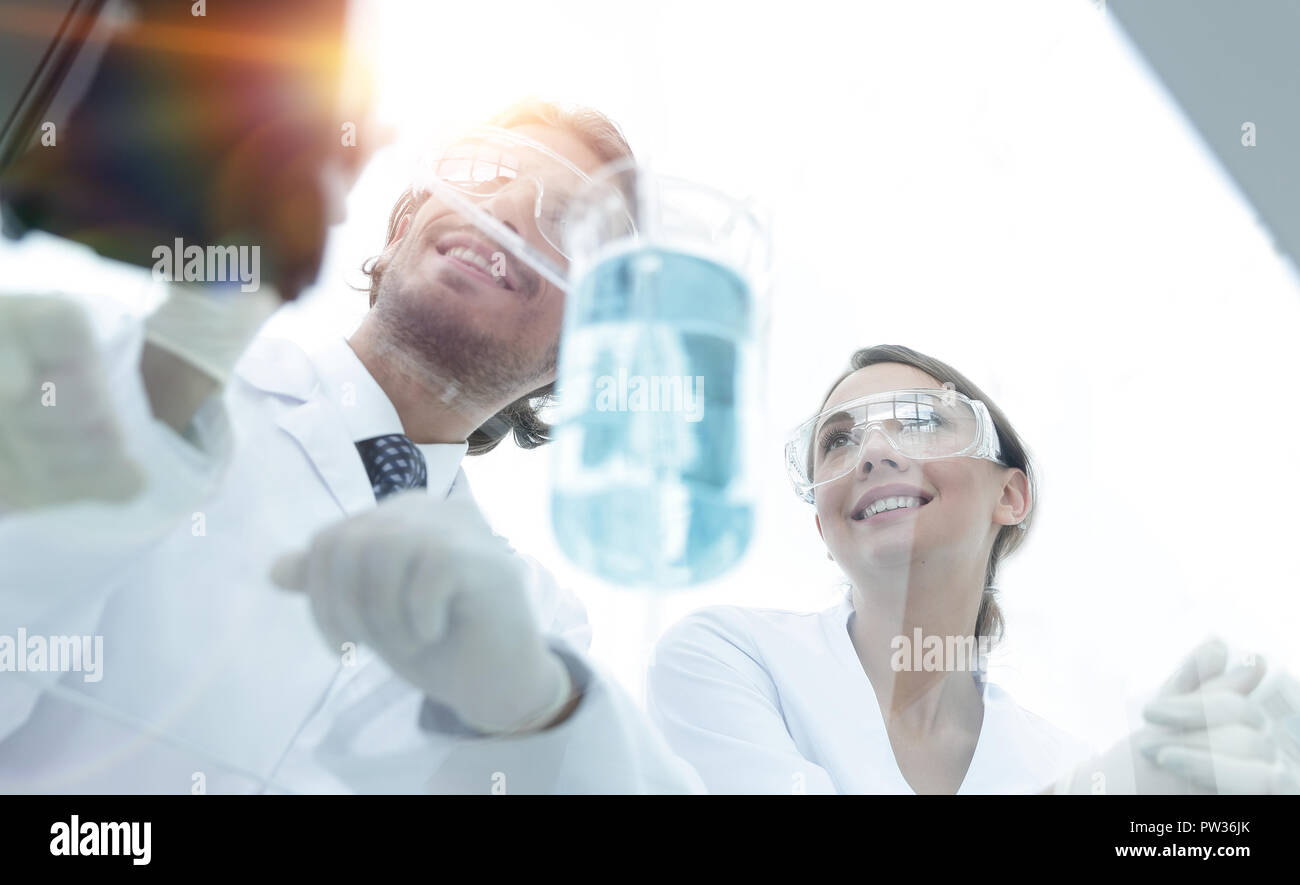 Students watching science experiment hi-res stock photography and ...