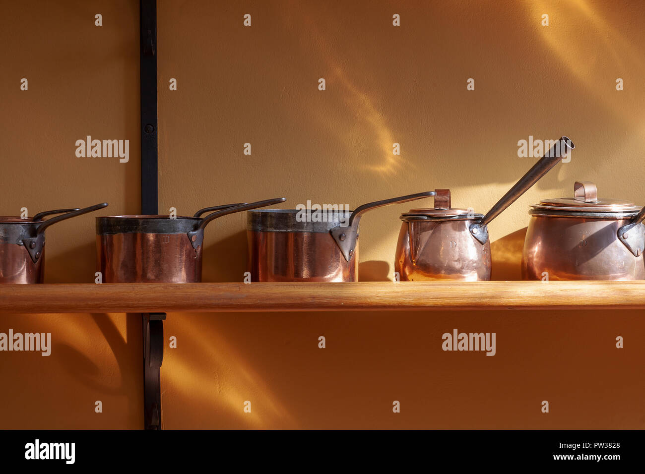 Old cooking pots hi-res stock photography and images - Alamy