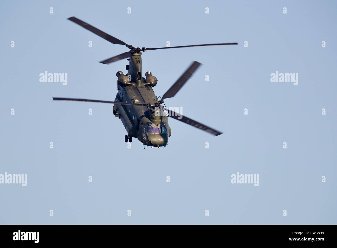 Raf odiham chinook helicopter flying display hi-res stock photography ...