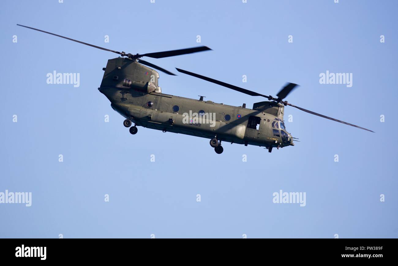 Raf odiham chinook helicopter flying display hi-res stock photography ...