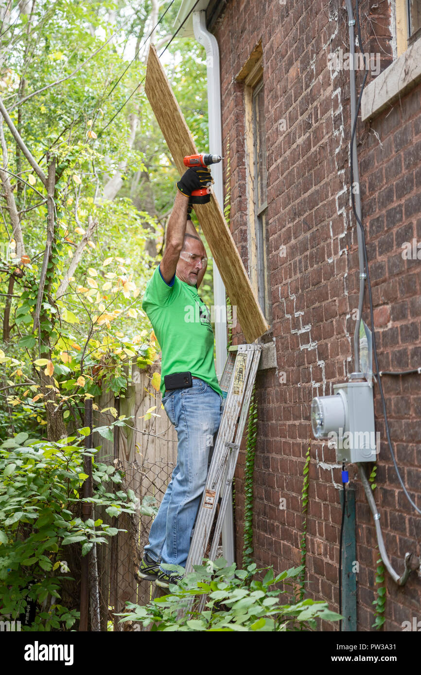 Helping neighborhood clean up hi-res stock photography and images - Alamy