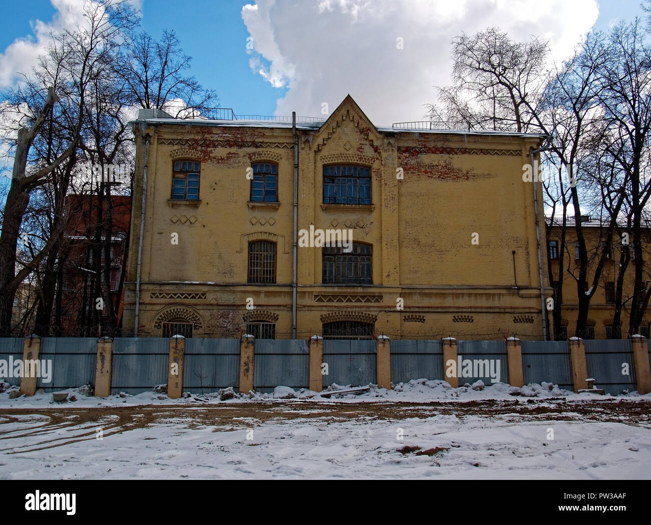 Abandoned farm house in winter hi-res stock photography and images - Alamy