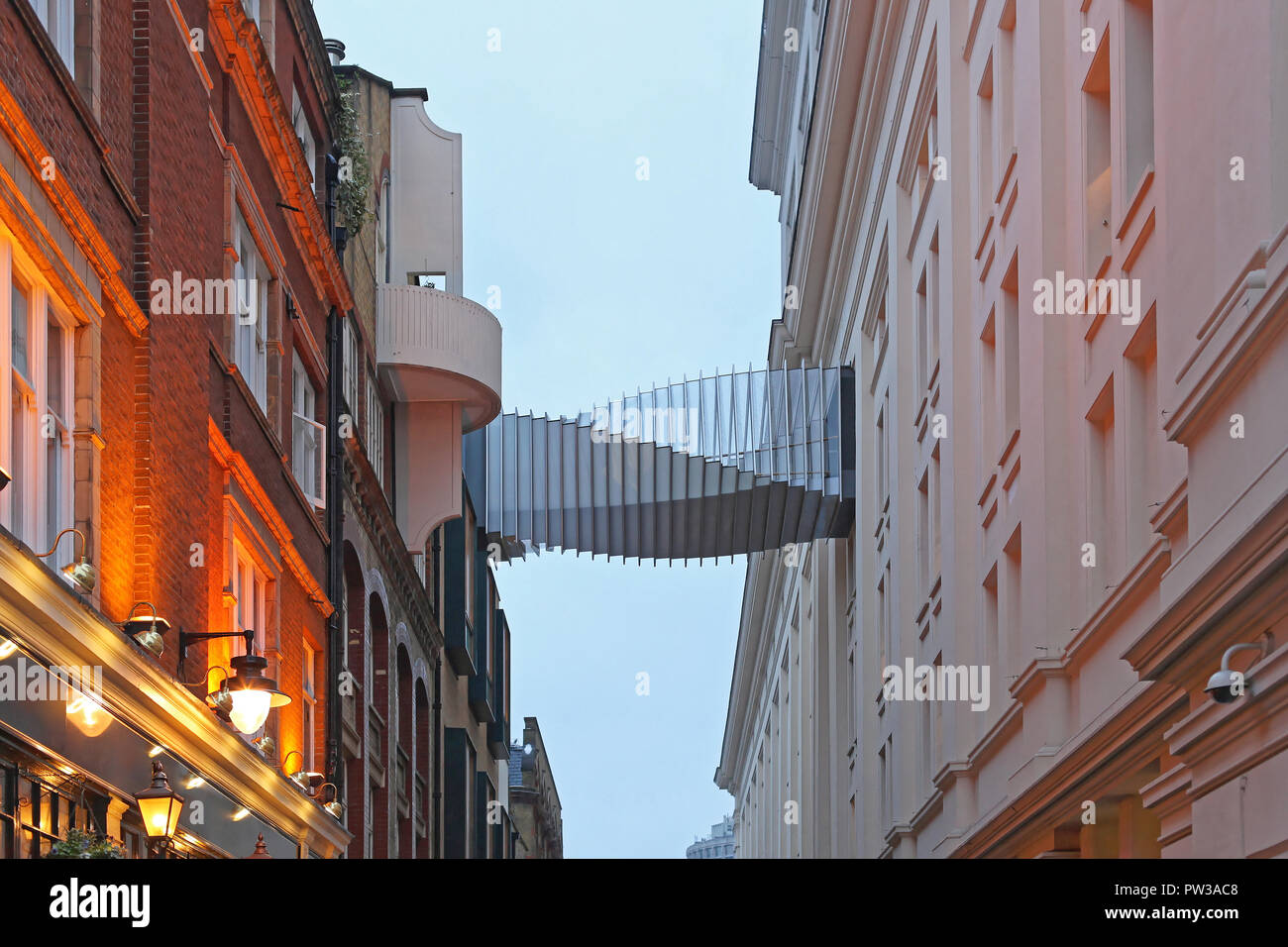 Bridge between buildings hi-res stock photography and images - Alamy