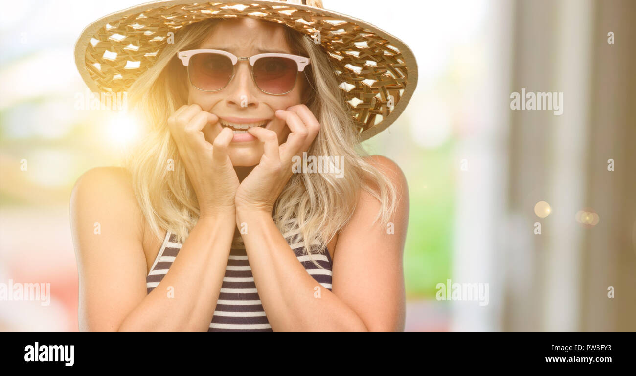 Woman embarrassed beach hi-res stock photography and images - Alamy