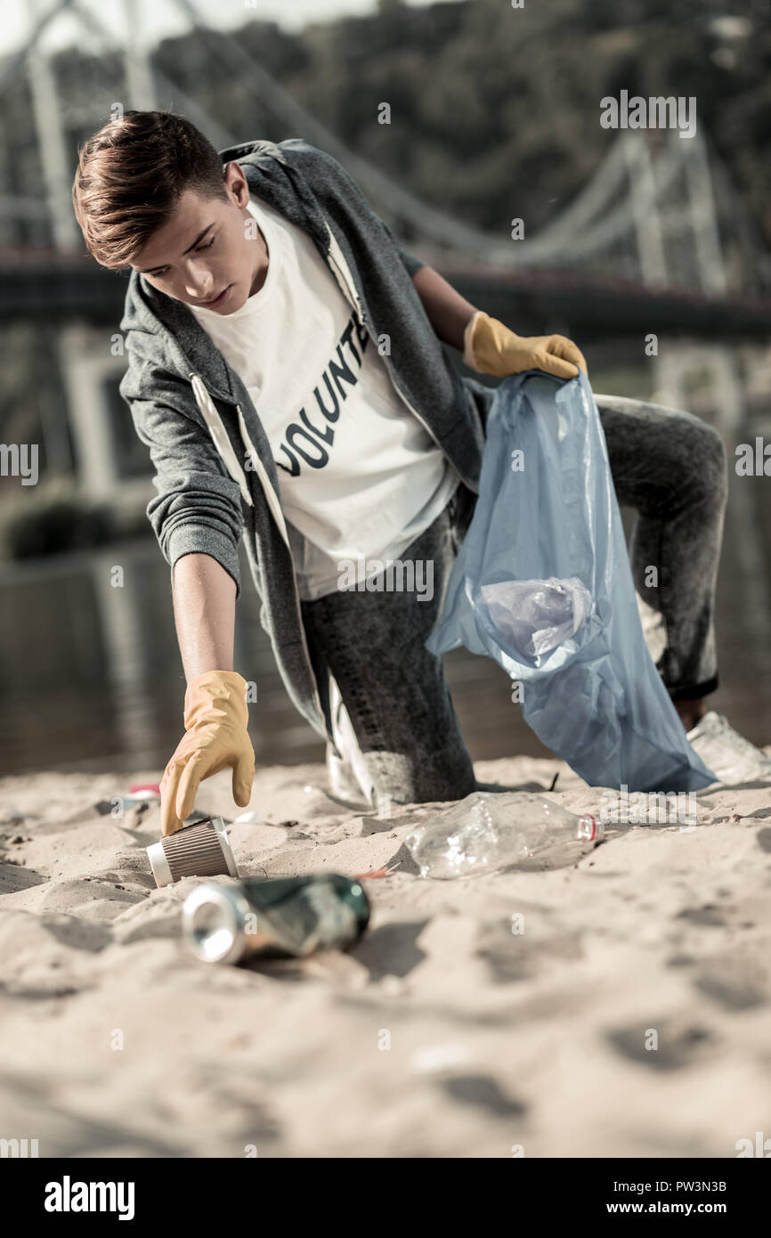 Student beach clean hi-res stock photography and images - Alamy