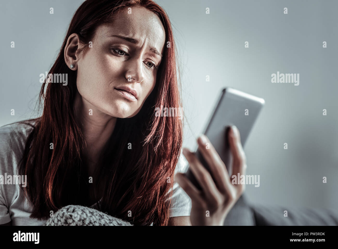 Portrait of upset girl that reading message Stock Photo - Alamy