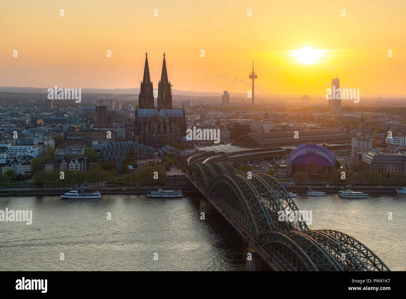 Skyline cologne germany river rhine hi-res stock photography and images ...