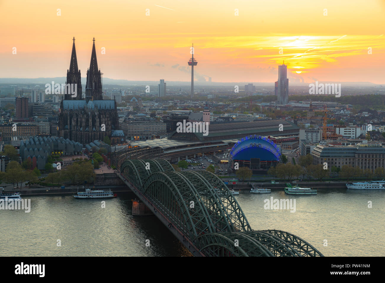Skyline cologne germany river rhine hi-res stock photography and images ...