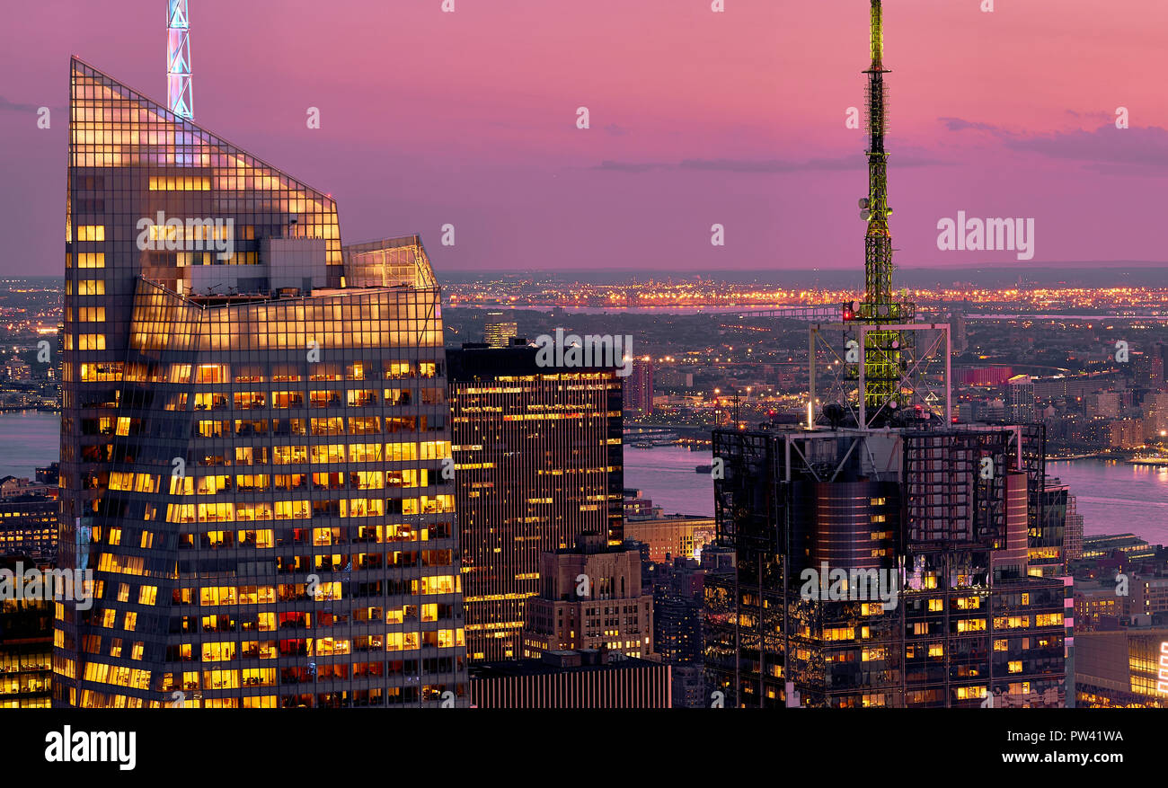 Lights on top tall skyscrapers hi-res stock photography and images - Alamy