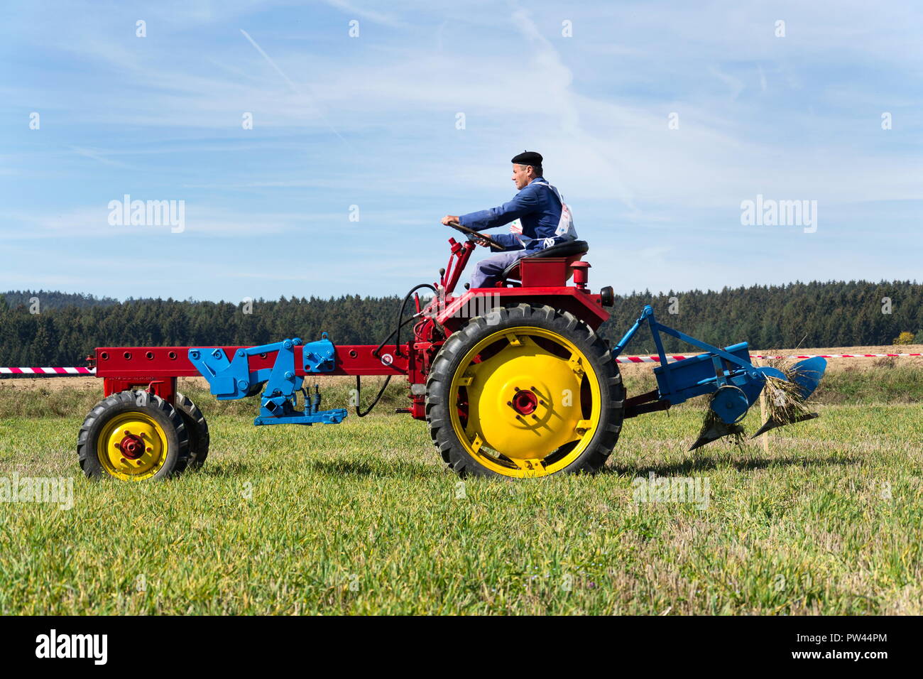 Vintage tractor ploughing competition hi-res stock photography and ...