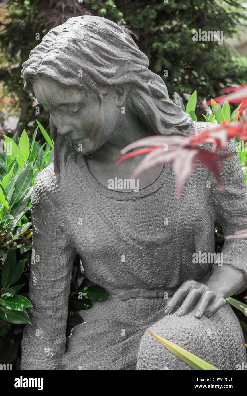 Statue of a mourning woman on a graveyard Stock Photo - Alamy