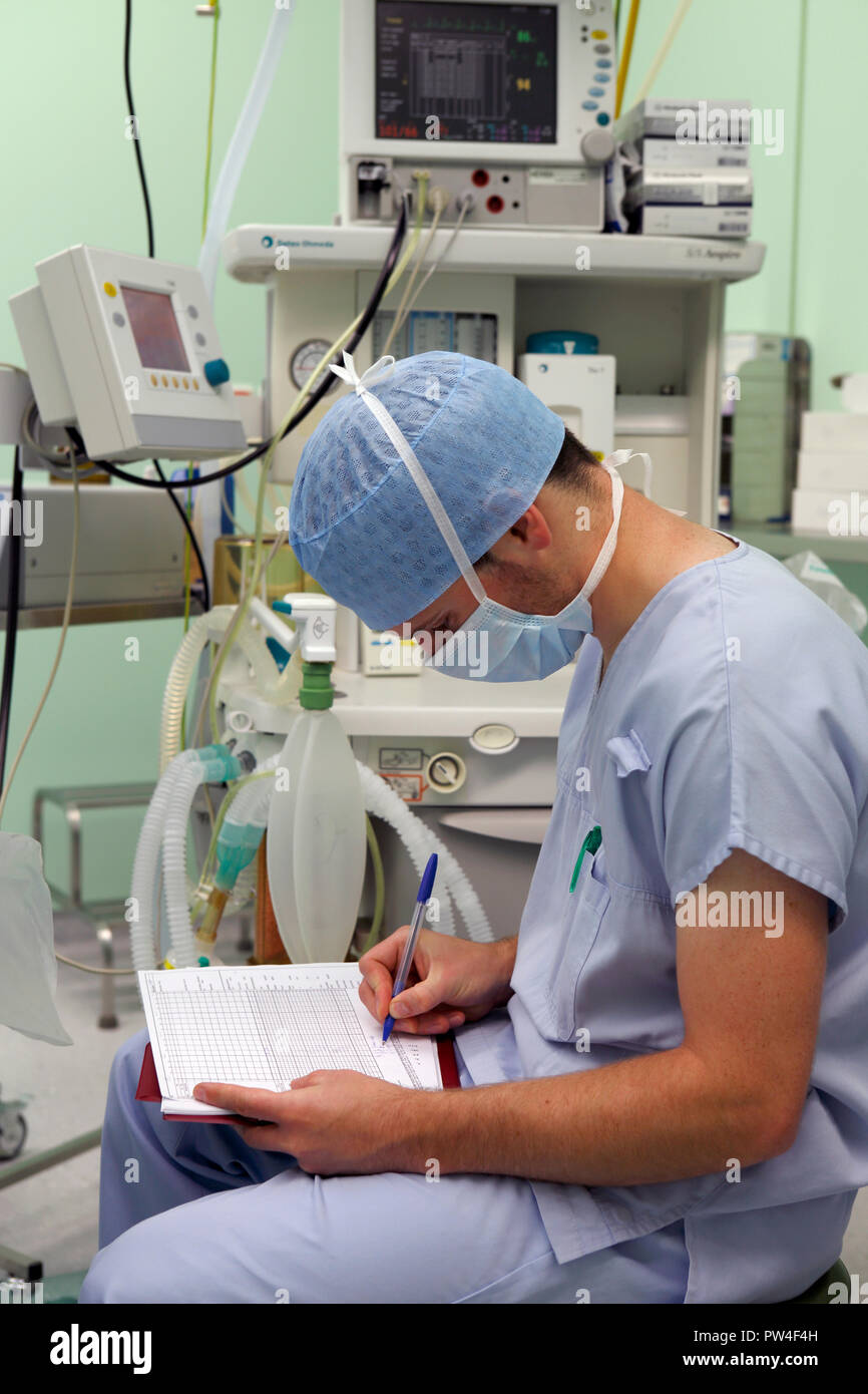 Anesthetist hi-res stock photography and images - Alamy