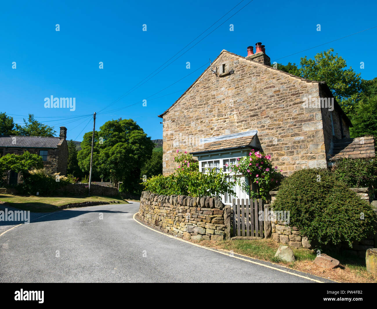 Cottages hope village hope valley hi-res stock photography and images ...