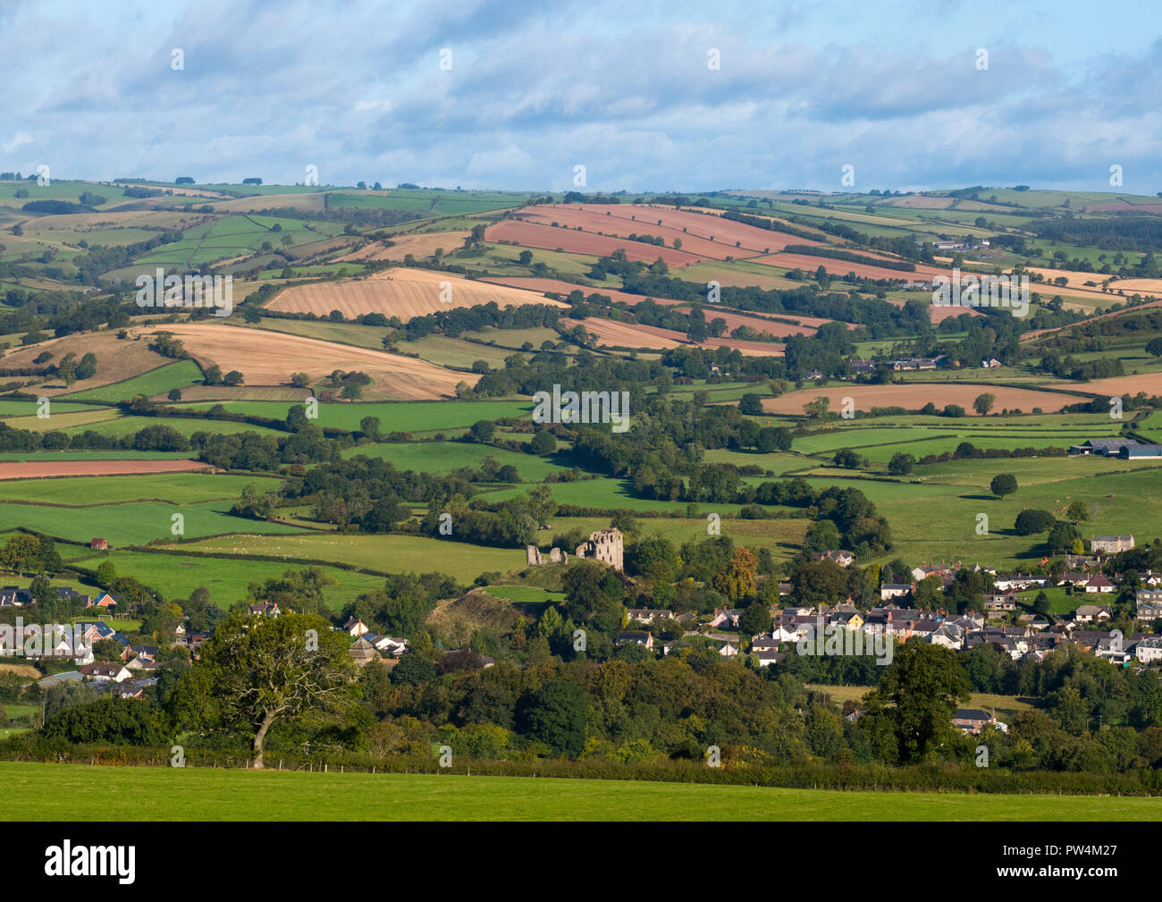 Which overlooks the town hi-res stock photography and images - Alamy
