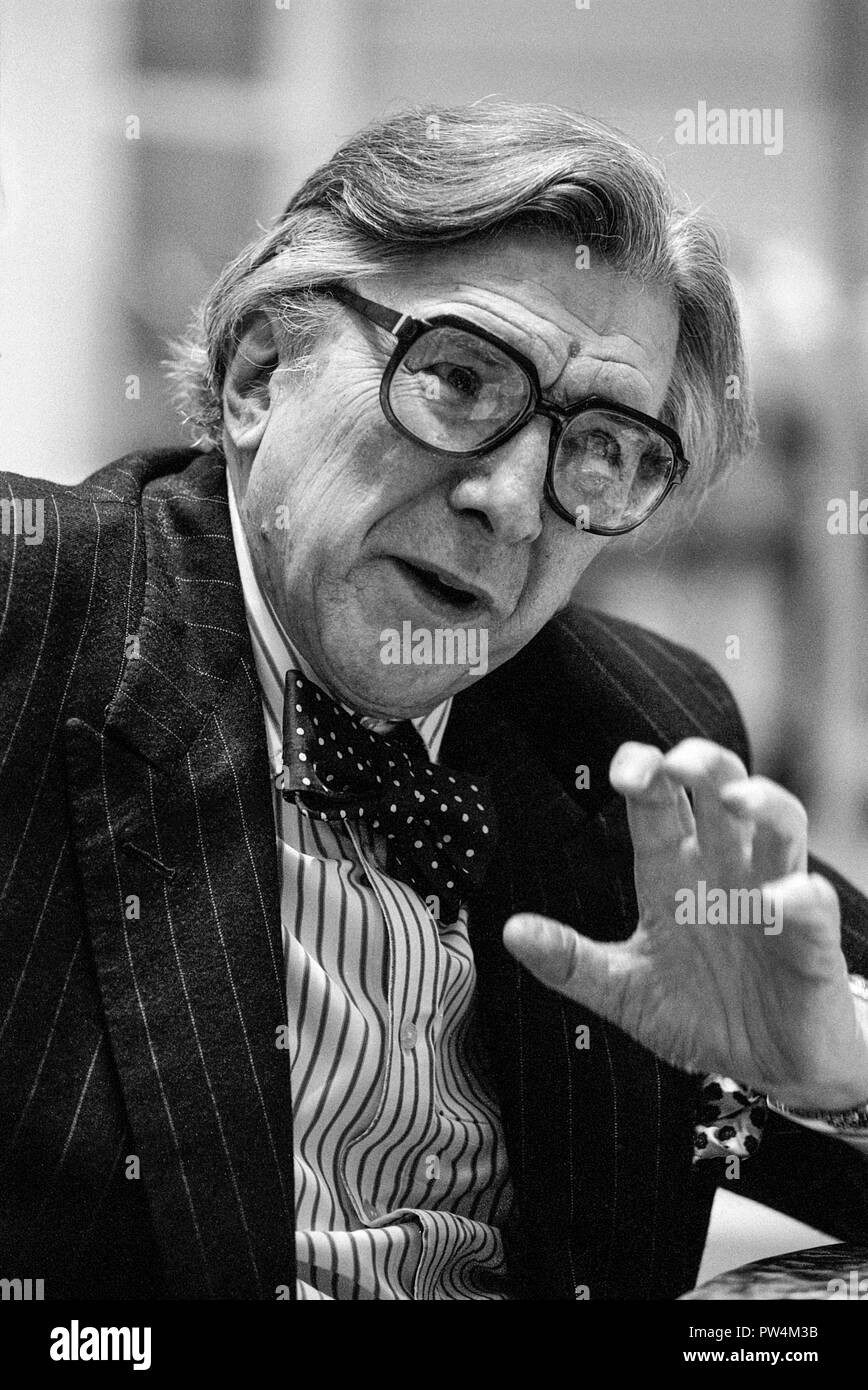 Tv pundit commentator hi-res stock photography and images - Alamy