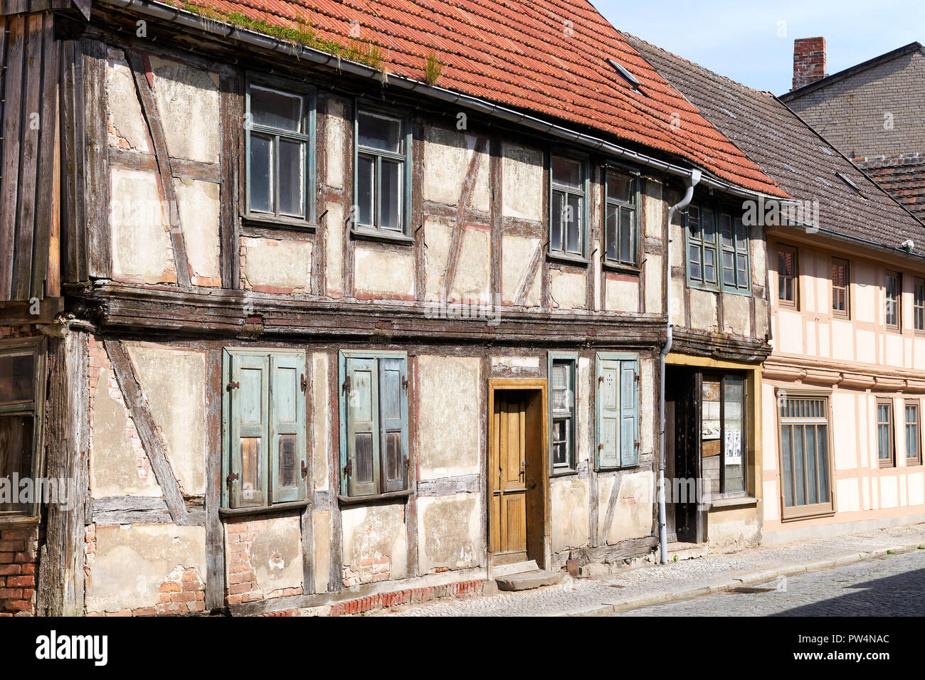 Old rundown house city hi-res stock photography and images - Alamy