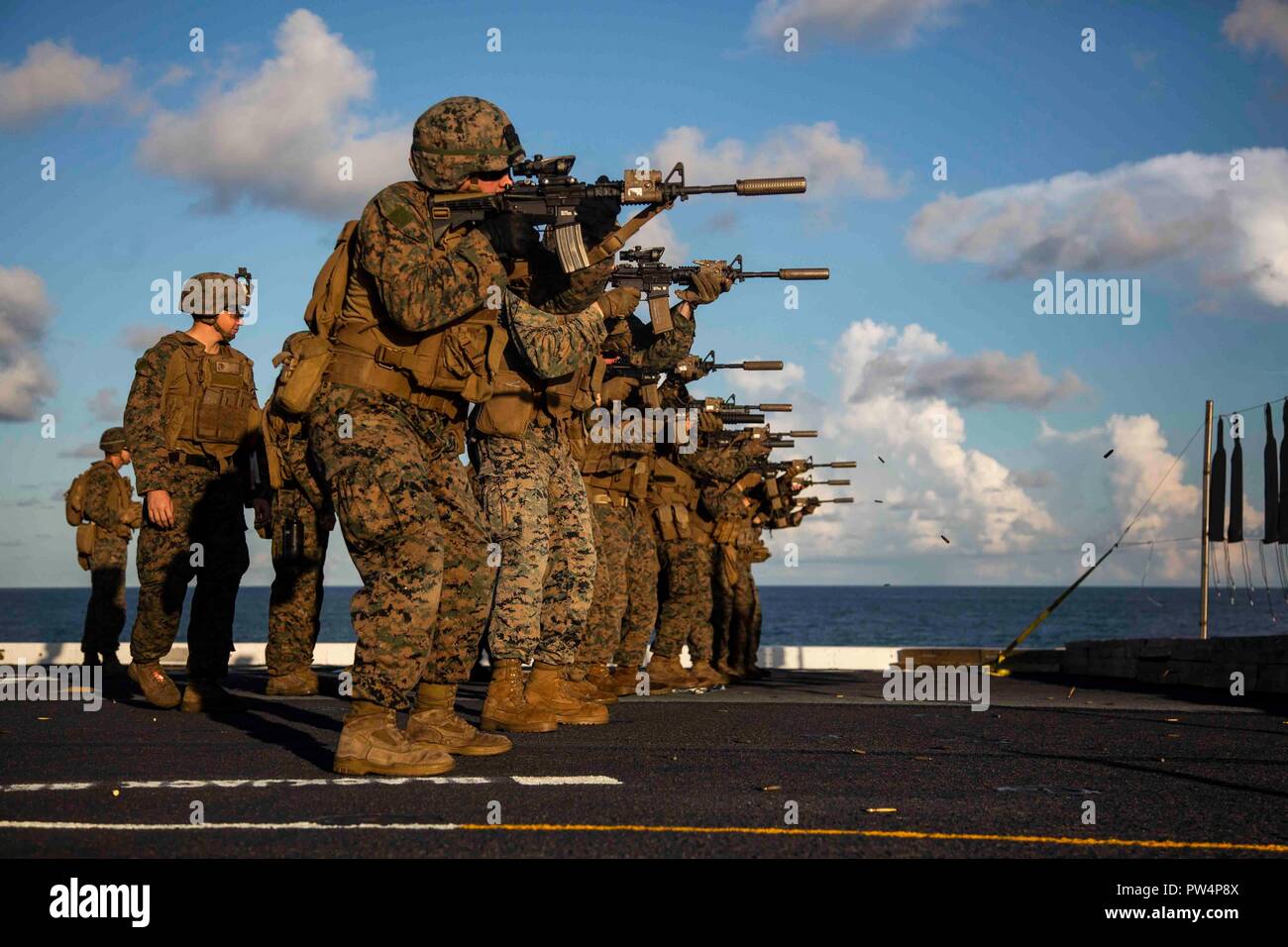 U s marine training shoot hi-res stock photography and images - Alamy