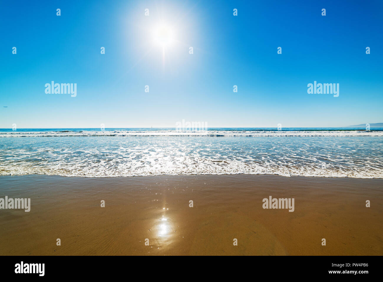 sandy shoreline in Santa Monica beach, Los Angeles Stock Photo - Alamy