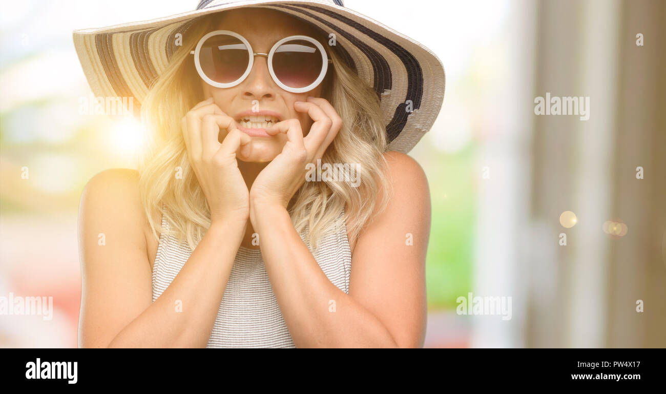 Woman embarrassed beach hi-res stock photography and images - Alamy
