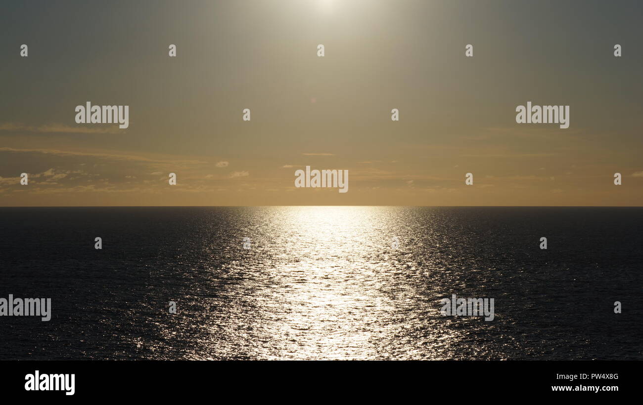 Sun Reflecting on the Atlantic Ocean Horizon Stock Photo - Alamy
