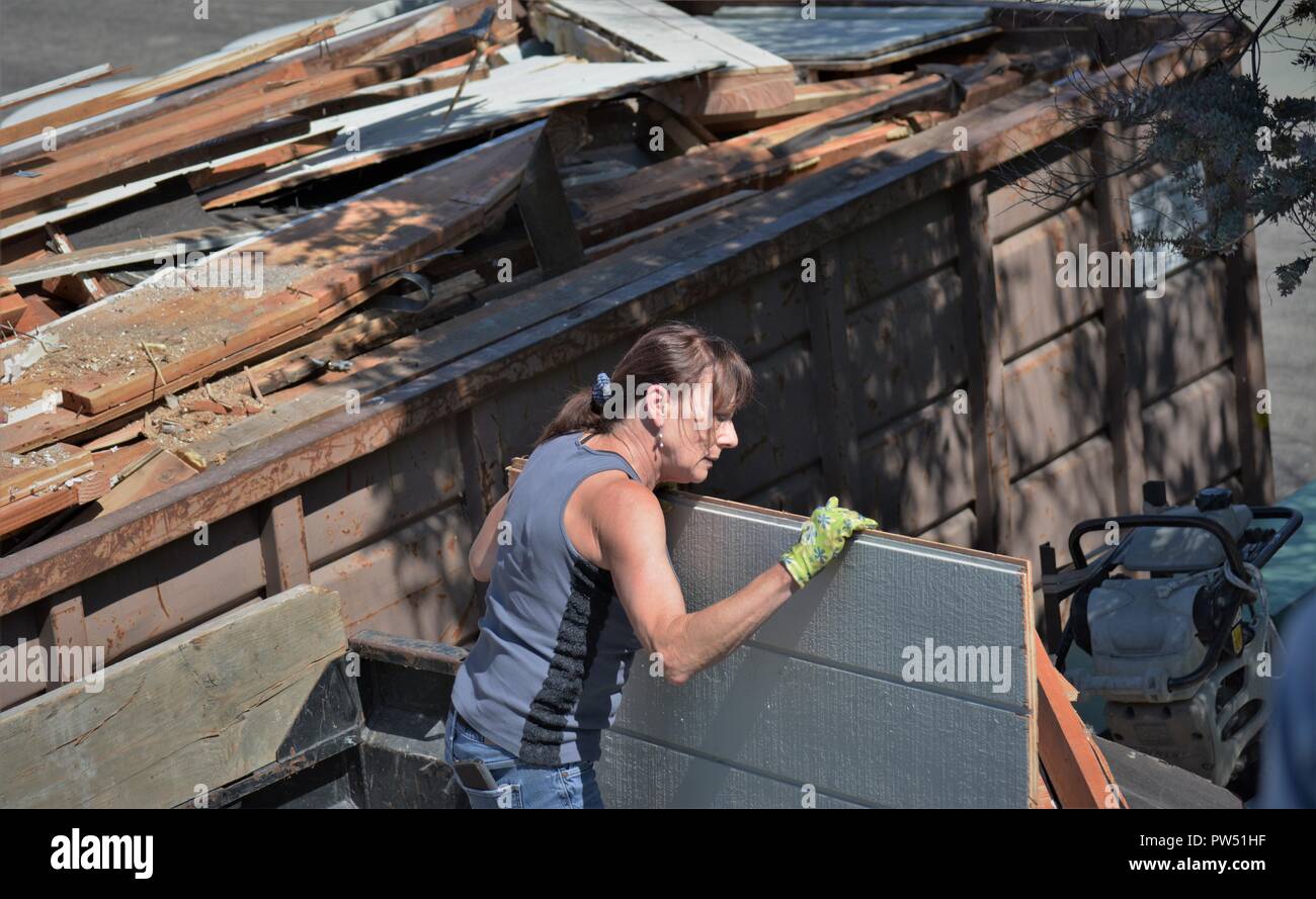 Salvaging materials hi-res stock photography and images - Alamy