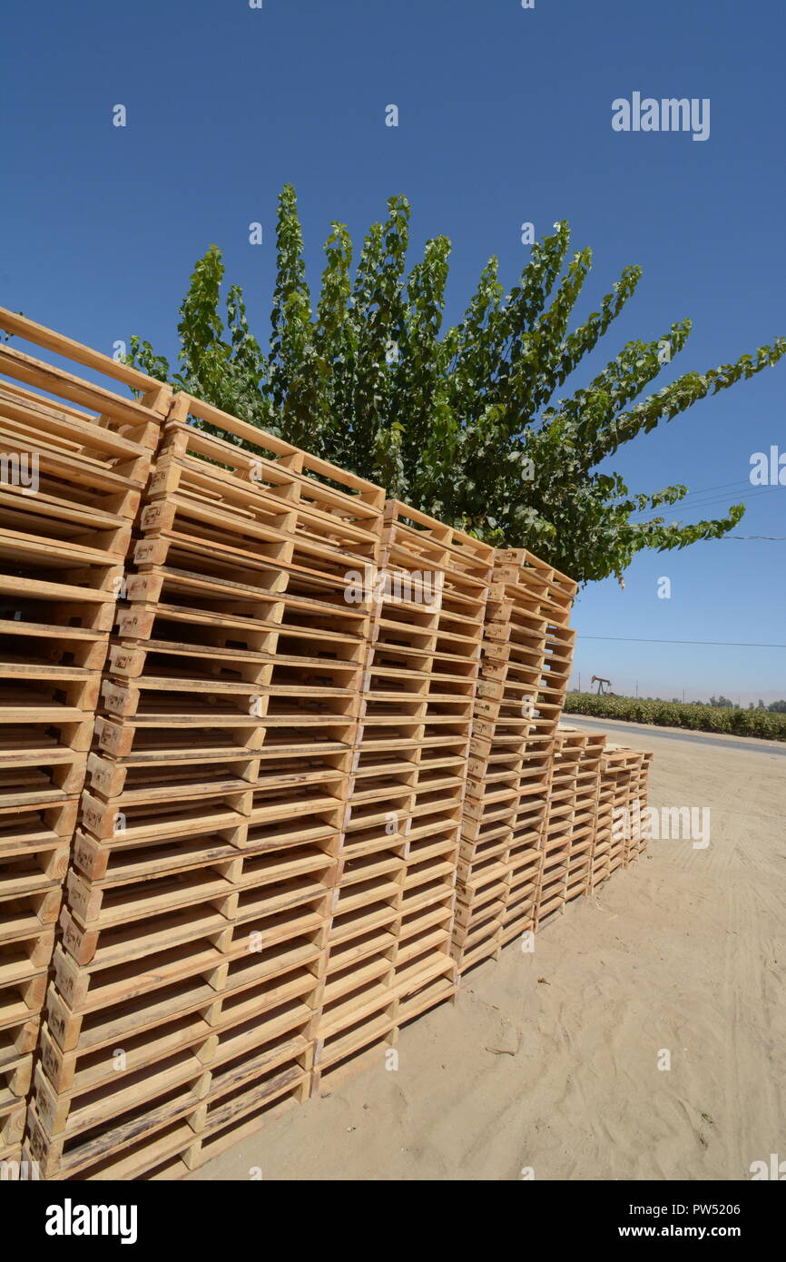 Stacking pallets hi-res stock photography and images - Alamy