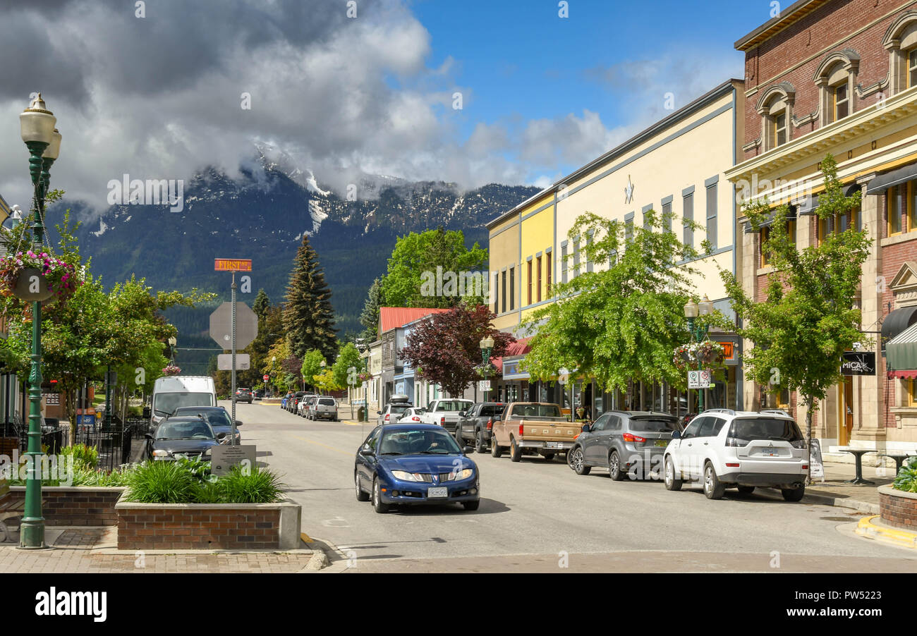 REVELSTOKE, BRITISH COLUMBIA, CANADA - JUNE 2018: Shops on a tree-lined ...