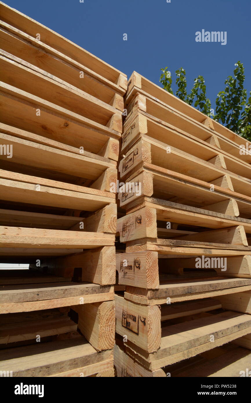 Stacking pallets hi-res stock photography and images - Alamy