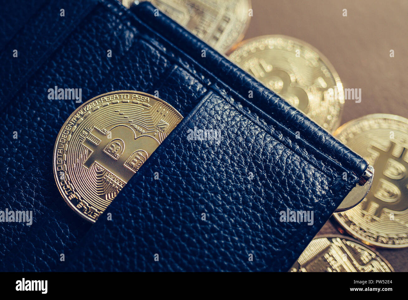 Scattered money table hi-res stock photography and images - Alamy