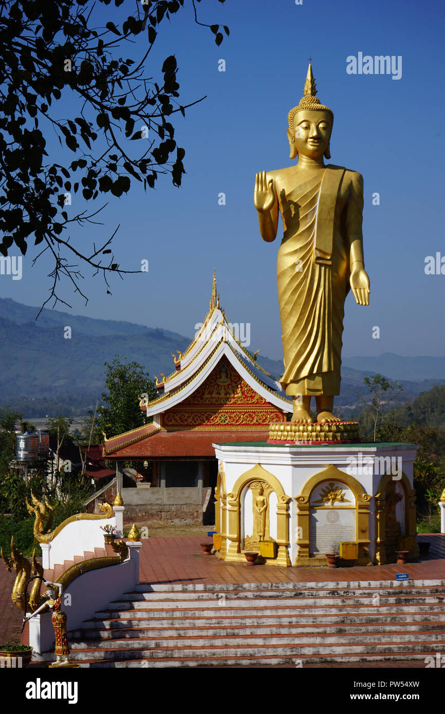 Goldener Buddha und Pagoge, Tempel, Phou That, Muang Xay, Goldener ...