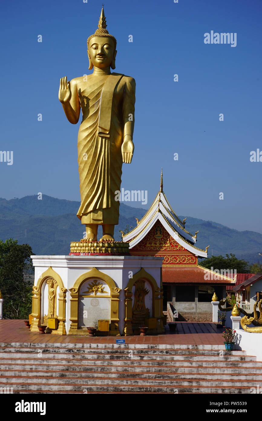 Goldener Buddha und Pagoge, Tempel, Phou That, Muang Xay, Goldener ...