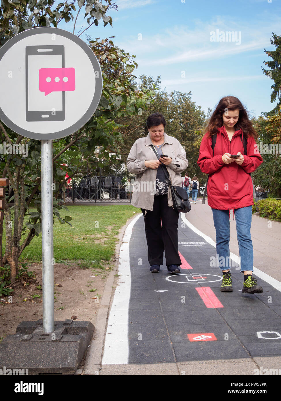 Group of people of street on phone hi-res stock photography and images ...